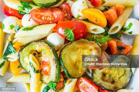 근접 촬영 마가리타 파스타 토마토 호박 모 짜 렐 라와 바 질 따뜻한 펜 네 샐러드 가득 찬에 대한 스톡 사진 및 기타 이미지 가득 찬 가지 채소 건강한 생활방식
