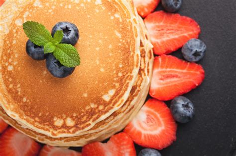 맛 있는 팬케이크 닫을 신선한 블루베리 딸기에 돌 상위 뷰 0명에 대한 스톡 사진 및 기타 이미지 0명 건강한 식생활 과일 Istock