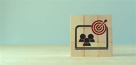 상황에 맞는 광고 및 타겟팅 개념 디지털 마케팅 전략 및 소셜 네트워크 광고 개인화 된 마케팅 회색 배경에 목표와 컨텍스트 광고 아이콘이 있는 나무 큐브 0명에 대한 스톡