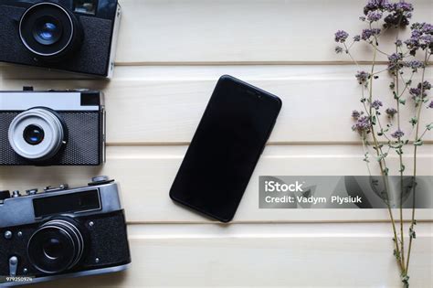 오래 된 사진 카메라 그리고 나무 질감에 검은색 스마트폰 베이지색 배경에 마른 꽃 빈티지 필름 카메라 레트로 고 대 사진입니다 강철에 대한 스톡 사진 및 기타 이미지