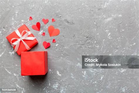 해피 발렌타인 데이 는 작은 마음으로 하트 모양 선물 상자를 열어 색깔의 배경 발렌타인 데이 카드 최고 보기 개념 0명에 대한 스톡 사진 및 기타 이미지 Istock