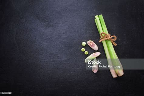 신선한 레몬 그라스 로프와 검은 어두운 배경에 슬라이스 레몬 그라스에 대한 스톡 사진 및 기타 이미지 레몬 그라스 어두운