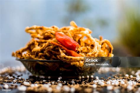 유명한 인도와 구자라트 어 스낵 접시나무 표면에 고립 된 투명 유리 접시 즉 감자와 사고 볼 Chakli 또는 알루와 사부 다나 니 차킬리 0명에 대한 스톡 사진 및 기타