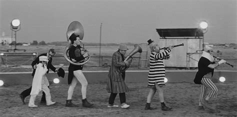 ВОСЕМЬ С ПОЛОВИНОЙ БИОГРАФИЯ КРИЗИСА