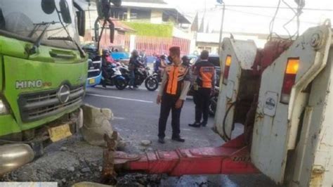 Truk Pasir Tabrak Separator Busway Di Cempaka Putih Satu Orang Luka