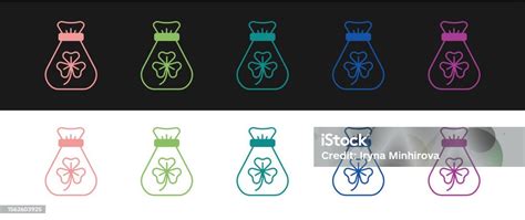 흑백 배경에 분리된 클로버 트레포일 잎 아이콘이 있는 돈 가방을 설정합니다 성 패트릭의 날을 축하합니다 아일랜드 국경일 벡터 3에 대한 스톡 벡터 아트 및 기타 이미지