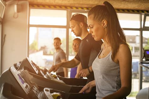 체육관에서 젊은 남자와 여자 운동 친구는 디딜 방 아에 체육관에서 함께입니다 3 명에 대한 스톡 사진 및 기타 이미지 3 명 건강한 생활방식 결심 Istock