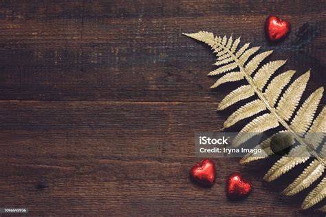 발렌타인 데이 배경 이랑 레드 심장 모양 초콜렛 사탕과 황금 나무 바탕에 나뭇잎 발렌타인 데이 사랑 로맨스 개념 데이트 공간 복사 14에 대한 스톡 사진 및 기타 이미지