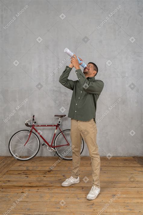 말아 올린 지도를 통해 위를 올려다보는 남자의 34 보기 사진