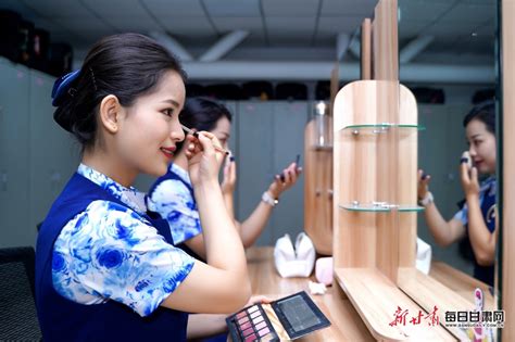 高铁乘务员妆容高铁乘务员大山谷图库