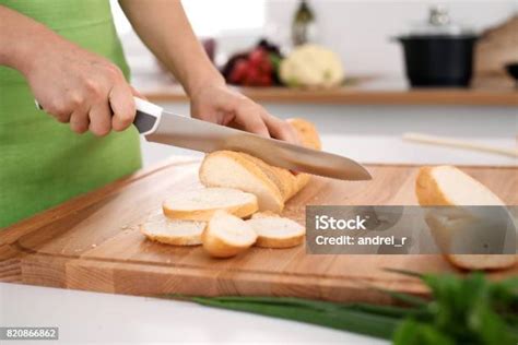 부엌에서 요리 하는 여자의 손을 닫습니다 주부 식 빵 슬라이스입니다 채식과 건강 개념을 요리 가정 생활에 대한 스톡 사진 및 기타 이미지 Istock