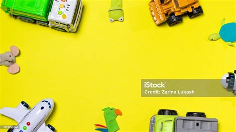 텍스트 배너를 위한 공간이 있는 노란색 배경의 장난감 복사 공간을 참조하십시오 장난감과 어린이 용품 점포용 장난감 가게에 대한 스톡 사진 및 기타 이미지 Istock