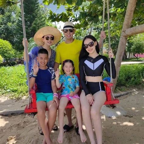 赵文卓晒一家五口出游照 颜值都超高画面全家家人