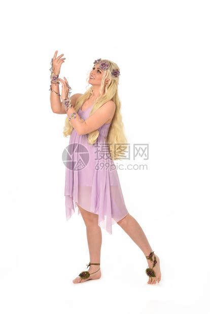 穿着紫色仙女服的金发女孩全长肖像站立姿势孤立在白色高清图片下载 正版图片 摄图网