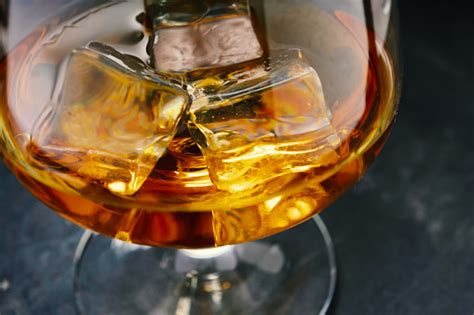 콘크리트 테이블 얼음 차가운 얼음 조각 버번 위스키 위스키 스카치 샷 유리 각얼음에 대한 스톡 사진 및 기타 이미지 각얼음