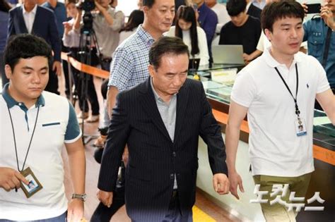 조사실 향하는 최호식 전 회장 노컷뉴스