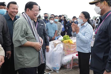 សម្ដេចតេជោ ហ៊ុន សែន អញ្ជើញចែកស្រូវពូជ និងស្បៀងអាហារ ដល់ប្រជាពលរដ្ឋរងគ្រោះដោយទឹកជំនន់