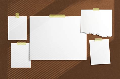 빈 사진 카드 노란색 접착 테이프로 붙어 폴라로이드 프레임과 기하학적 그림자 오버레이와 갈색 책상에 무드 보드 구성 템플릿 0명에 대한 스톡 사진 및 기타 이미지 Istock