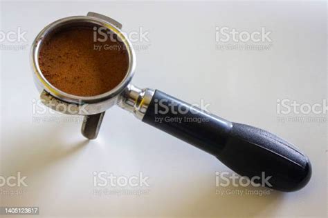 흰색 배경에서 분리 된 분쇄 커피와 커피 콩이있는 포르타 필터 0명에 대한 스톡 사진 및 기타 이미지 0명 가루로 빻은