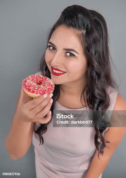 도넛과 행복 더하기 크기 여자입니다 중량이 초과 된 개념 개념에 대한 스톡 사진 및 기타 이미지 개념 건강에 좋지 않은 음식 곡선 Istock