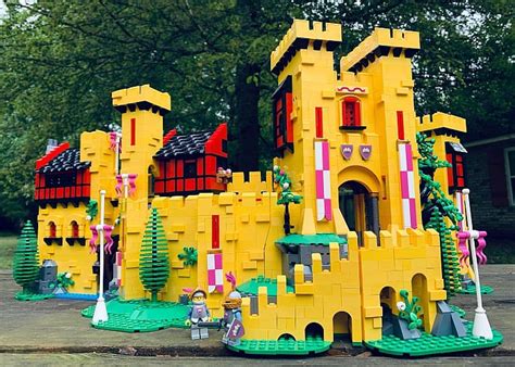 LEGO Lion Knights Castle In Classic Yellow