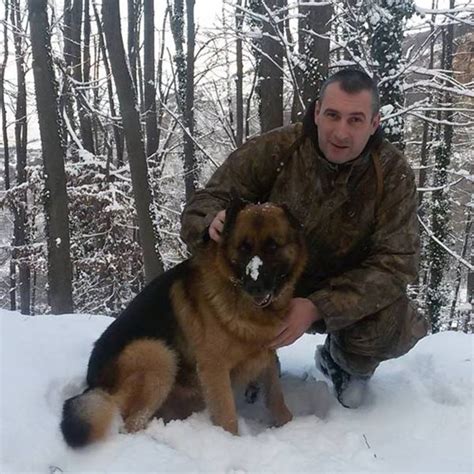 Заподозреният за двойното убийство полицай Невинен съм притискат ме да призная