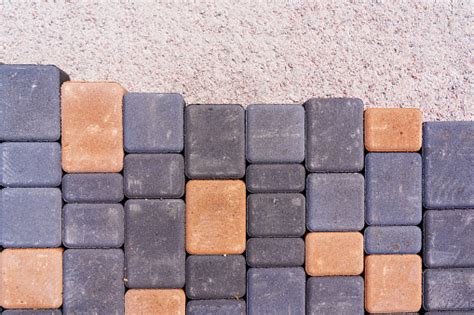 놓은 회색과 노란색 포장 슬래브가있는 표면 가장자리의 상단 보기입니다 모래 혼합물이 있는 표면이 보입니다 다이어그램처럼 보입니다 배경 텍스처 거리에 대한 스톡 사진 및 기타