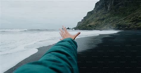 바다를 향해 뻗어있는 사람의 손 사진 Unsplash의 자연 이미지