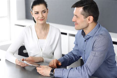 쾌활 한 웃는 사업가와 여성은 현대 사무실에서 태블릿 컴퓨터와 함께 작업 회의나 직장에서 헤드샷 팀워크 파트너십 및 비즈니스 컨셉 가리키기에 대한 스톡 사진 및 기타 이미지