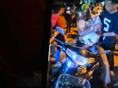 🔴ជិះម៉ូតូប៉ះគ្នាបន្តិចសោះ ខ្មាន់កាំភ្លេីងបាញ់បុរសម្នាក់ចំនួន១គ្រាប់ឱ្យរងរបួសធ្ងន់