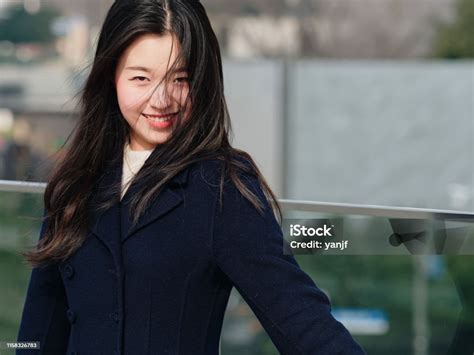검은 긴 머리 미소와 현대 도시 배경행복 젊은 아시아 여성의 초상화 갈색 머리에 대한 스톡 사진 및 기타 이미지 갈색 머리 거리 건물 외관 Istock
