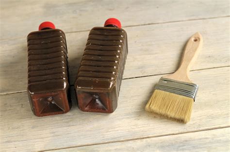 브러시는 오래된 흰색 빈티지 나무 판자 테이블에 니스가있는 플라스틱 병 옆에 놓여 있습니다 텍스트 또는 로고를 위한 배치입니다 가솔린에 대한 스톡 사진 및 기타 이미지