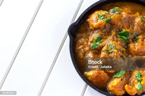 전통적인 인도 버터 치킨 카레와 레몬을 철제 주조 탑 뷰에서 만나보실 수 있습니다 공간을 복사합니다 기 버터에 대한 스톡 사진 및 기타 이미지 Istock