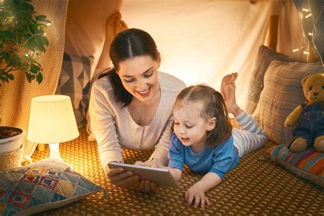 Fam Lia Loving Feliz Imagem De Stock Imagem De Jogar