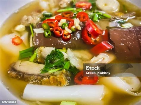 중국어 롤 국수 수프 또는 Kuay Jub 국수 롤 돼지 간 돼지 피 돼지 신장 삶은 계란과 고기를 포함 하는 태국 길거리 음식 중 하나 맛 있는 중국어의 큰 그릇 국수