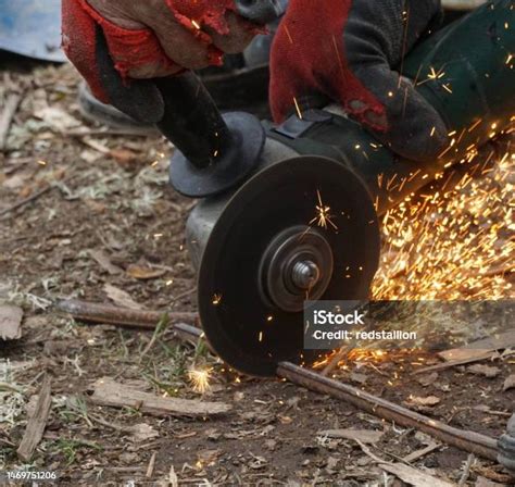 분쇄기로 금속 가공 건설 현장의 위치에서 금속 절단 금속 가공의 스파크 Performing Arts Event에 대한 스톡 사진 및 기타 이미지 Performing