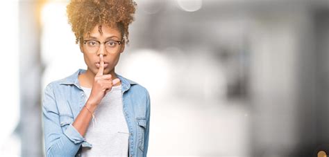 아름 다운 젊은 아프리카계 미국인 여자 입술에 손가락으로 조용히 하 라는 고립 된 배경 위에 안경 착용 침묵 그리고 비밀 개념입니다 닫은에 대한 스톡 사진 및 기타 이미지