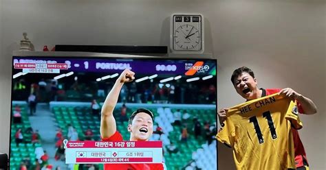 전현무 황희찬 유니폼 들고 포효 16강 진출 자축”