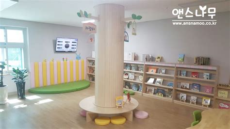 대평유치원현관도서환경구성현관입구꾸미기기둥나무패널작업책진열대유아쿠션매트원형유아책상유치원어린이집도서영역도서책장앤스나무예쁜유치원도서관나무문패명패나무장식