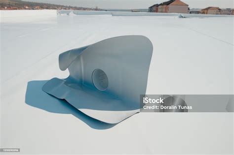 Pvc 및 Epdm 합성 멤브레인 시스템을 갖춘 평평한 지붕을 위한 측면 드레인 파이프 0명에 대한 스톡 사진 및 기타 이미지