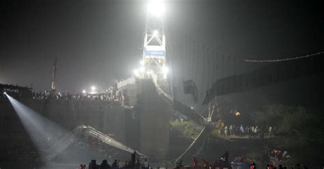 인도서 축제 인파 몰린 다리 붕괴 참사…최소 141명 사망