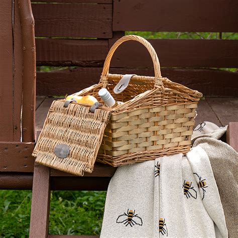 Как красиво накрыть стол на природе для гостей