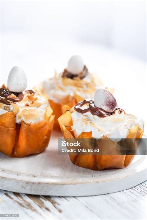 머 랭과 녹은 초콜릿을 접시에 가깝게 하는 팬시 Phyllo 반죽 컵 텍스트에 대 한 공간을 가진 흰색 소박한 배경 바구니에 대한 스톡 사진 및 기타 이미지 Istock