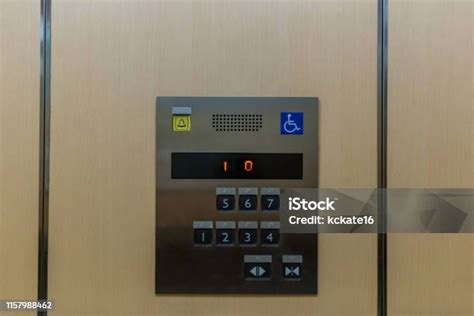 장애인 리프트 버튼의 이미지입니다 시각 장애인을위한 스테인레스 스틸 엘리베이터 패널 푸시 버튼 점자에 대한 스톡 사진 및 기타 이미지 Istock
