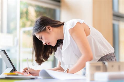 쇼룸에서 재료 샘플 보드작업하는 건축가 또는 인테리어 디자이너 부동산 가정 장식의 사업 창의적인 사람들이 일터에서 일합니다 사무실 책상에서 컬러 팔레트로 작업하는 젊은