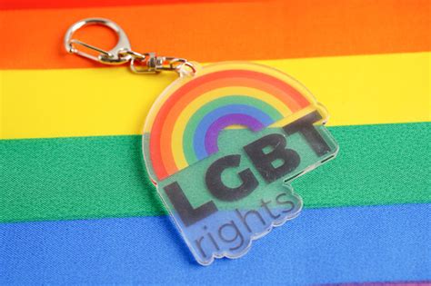 Lgbt 권리 무지개 깃발 Lgbt 프라이드의 달의 상징은 매년 6 월 사회 게이 레즈비언 양성애자 트랜스젠더 인권 및 평화의 상징을 축하합니다 0명에 대한 스톡 사진 및