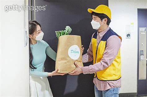 배달 일 온라인쇼핑 전자상거래 총알배송 배달 집콕 컨셉 마스크 방호용품 배달부 택배배달부 배달부 이미지 Jv12016137 게티이미지뱅크