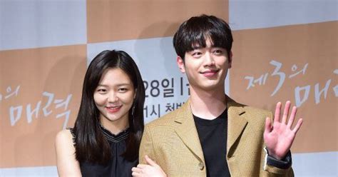[포토] 서강준 이솜 팔짱에 쑥스러워하는 풋풋한 커플