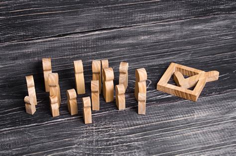 사람들의 군중 상자에 눈금 옆에 서 있다 선거와 사회 기술 개념입니다 자원 봉사자 정당 후보자 지역구 유권자입니다 인간의 권리입니다 유권자 투표 3차원 형태에 대한 스톡