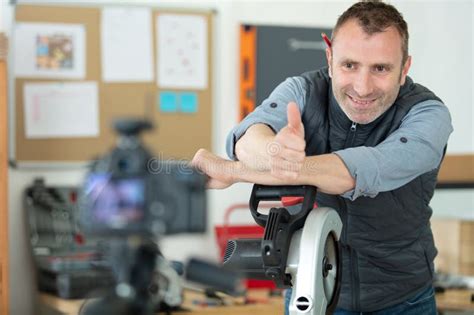 Carpinteiro De Pintura Jovem Que Corta Madeira Em Serra Circular Imagem De Stock Imagem De